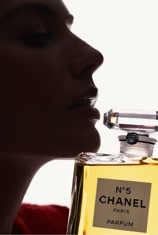Chanel N°5: Margot Robbie como su nueva musa - Plushlamour Magazine